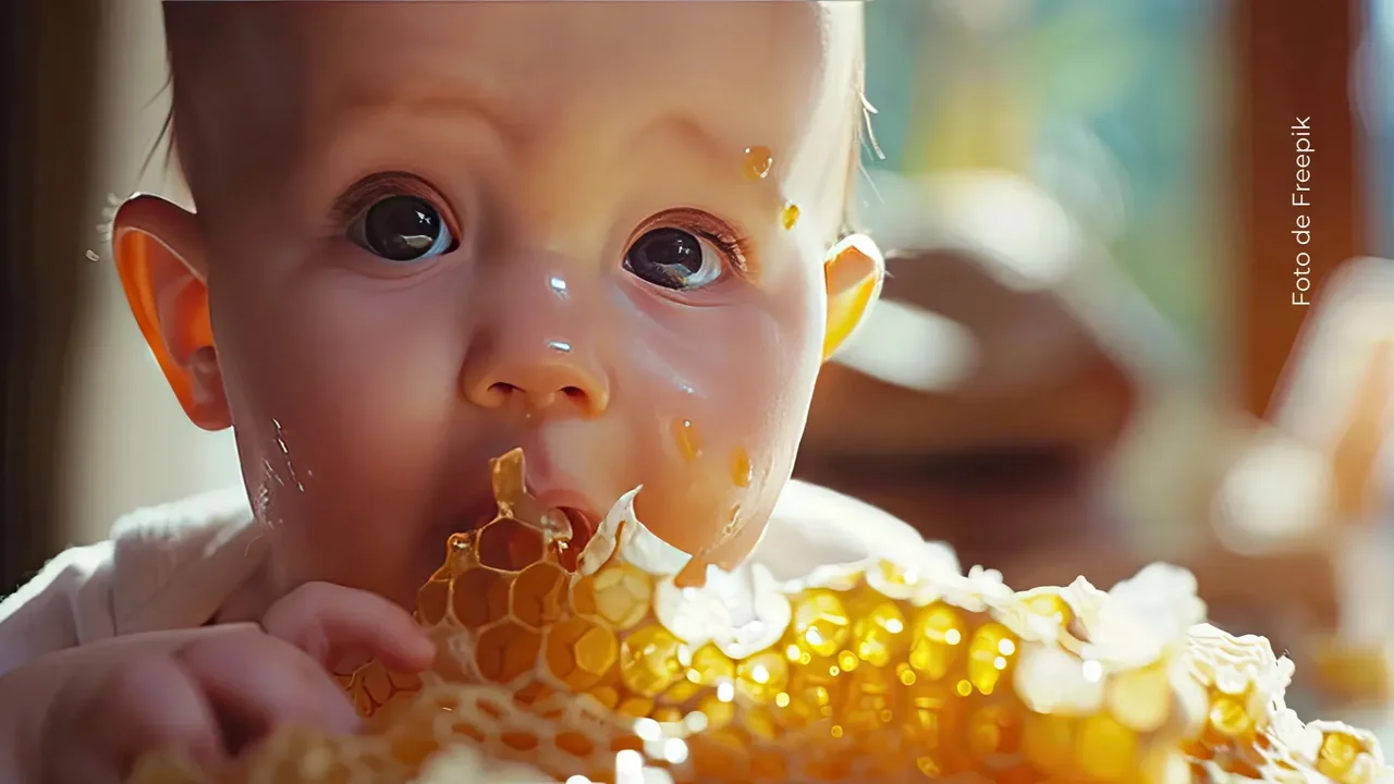 ¿Qué pasa si le doy miel a un bebé?