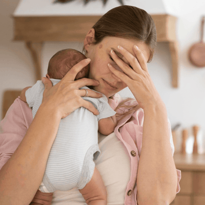 Bebé se come las cenizas de su abuelo y su madre lo graba