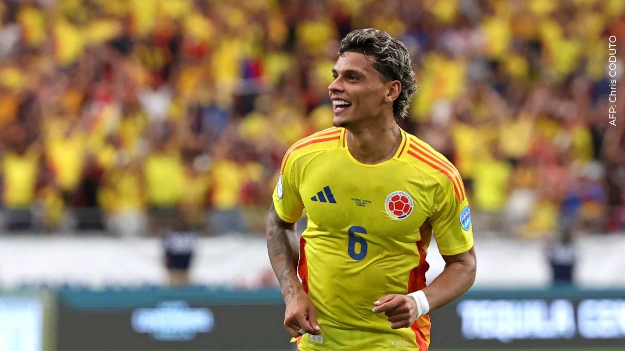 Richard Ríos confirmó su relación con Madu Carvalho con beso