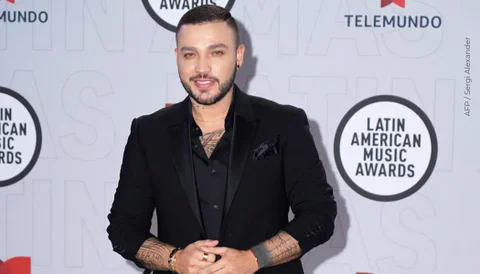 Jessi Uribe presume gira por Europa y su romance